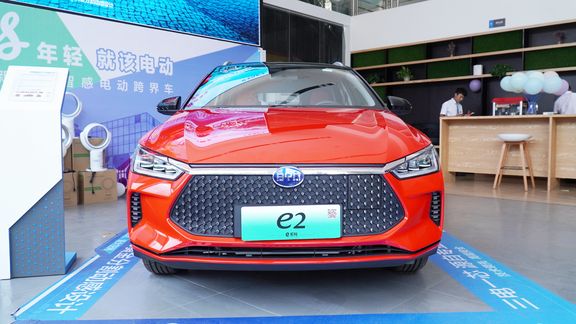 最便宜的紧凑级新能源车 比亚迪e2到店实拍