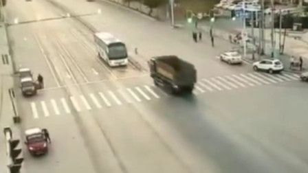 翻斗车逆行撞大客车 协警:翻斗车司机睡着了