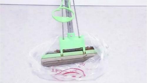 海绵拖把用久了,拖地又腥又臭,教你个清洗方法,轻松洗净无异味