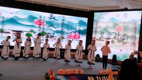 中国传统文化春节联欢晚会录制准备中,期待孩子们的精彩表演