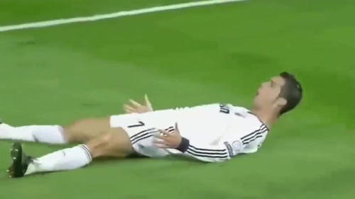 C罗最完美的一次射门,进球后兴奋躺地
