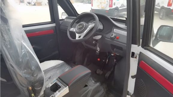 两门三座老年代步车