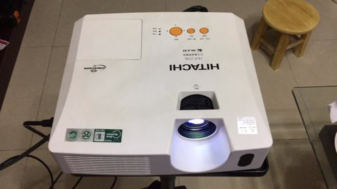 带高清接口日本日立270X投影仪投影机,成色不错,显示效果完美