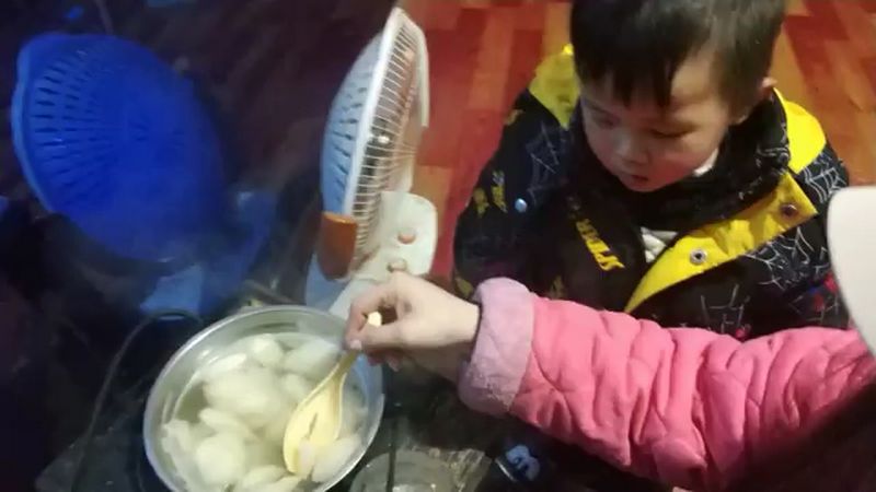天气干燥,小潘分享冰糖雪梨做法,做法简单有止咳润肺功效
