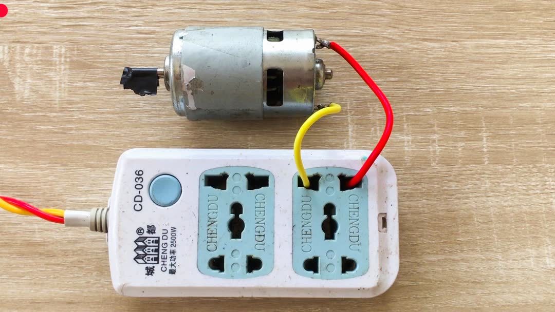 将12V的"直流"电机,接在220v的排插上,会发生什么呢?