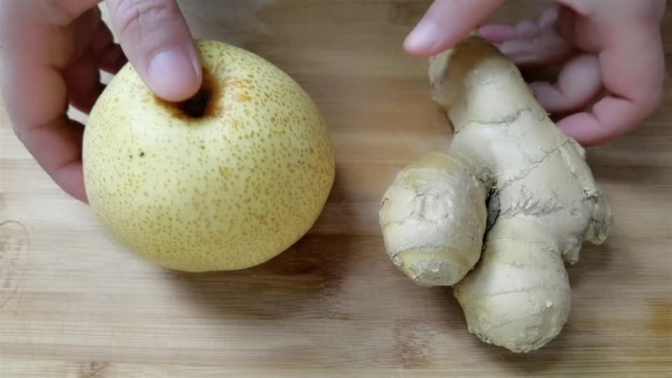 把梨和生姜放在一起煮,原来作用这么厉害,超实用