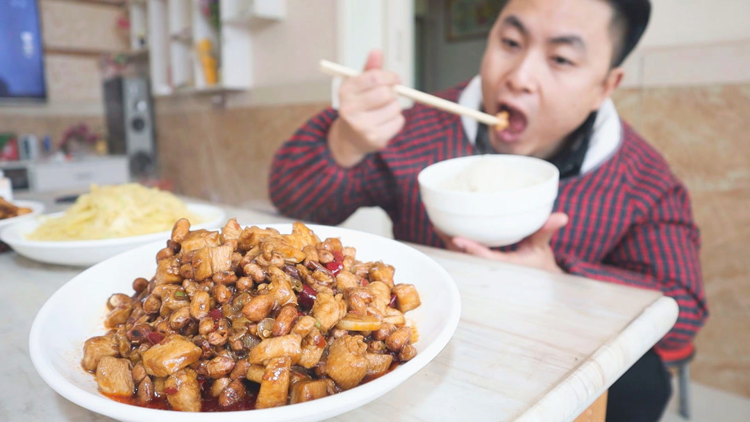 宫保鸡丁家常做法，简单好吃又下饭，香辣爽口，拌着饭吃更美味