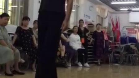 1536988985577给学员演示模特基本步伐