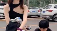 车模张芮尔平易近人,但小伙也太不客气了吧