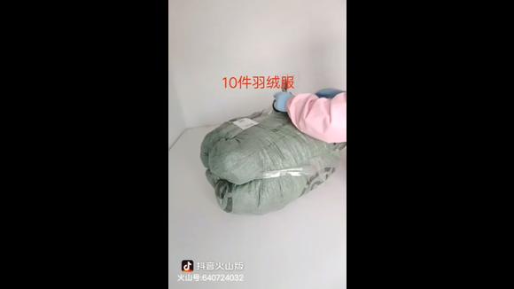 河北美女寄过来10件闲置不穿的旧羽绒服扔了可惜改做两床羽绒被超