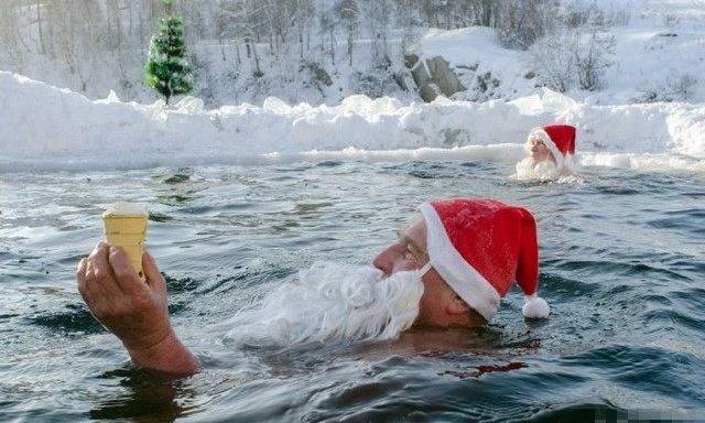硬核外国佬!冰天雪地玩裸泳,这身体素质真是绝了