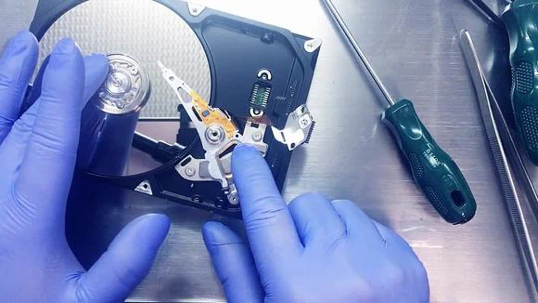 修电脑的这小伙心真大,不懂硬盘胡乱拆,万幸多年数据没有丢失