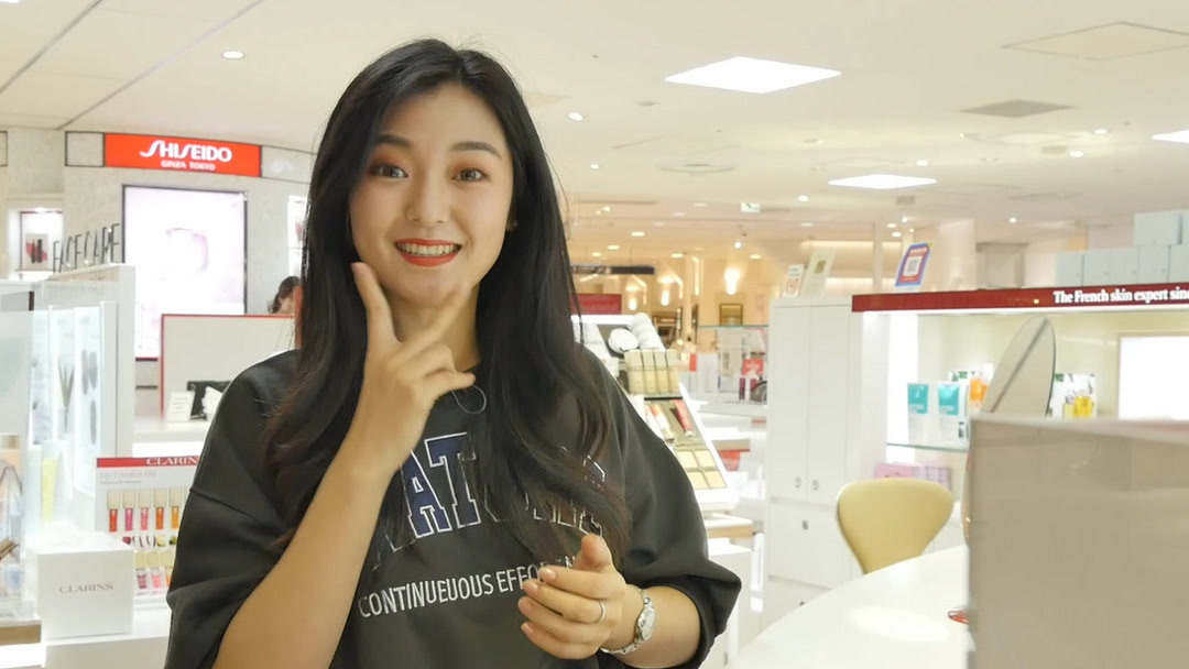 娇韵诗V脸精华,配合独家按摩手法,轻松变成V脸小仙女