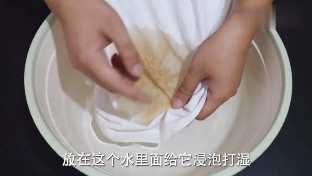 衣服上的干血渍不用愁,只要撒上它搓一搓,去除血渍不留痕迹!