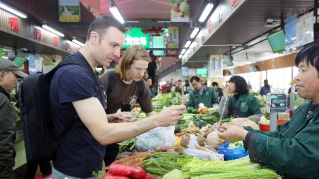 老外挑战中国移动支付,故意不带现金到上海,这下有好戏看了