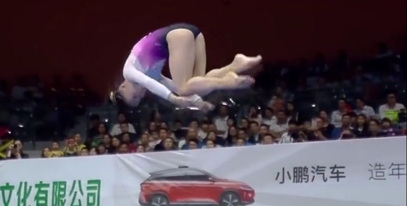 女子体操平衡木:浙江管晨辰重大失误,险些落地,惊险的一幕