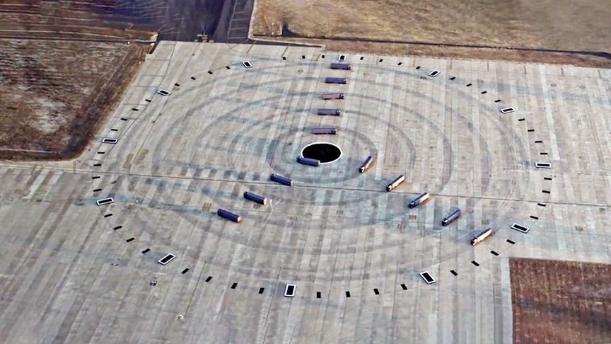 14辆卡车模拟一个大时钟,持续运行24小时,秒针司机是最累的吗?