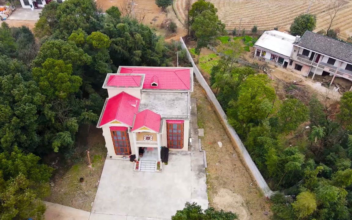 农村自建房,做好设计很重要,这位置风水好但是房子做的太普通了