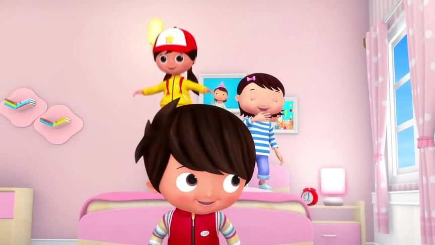 两个小朋友一起看动物绘本书,模仿袋鼠跳黑猩猩大叫小弟弟也参加