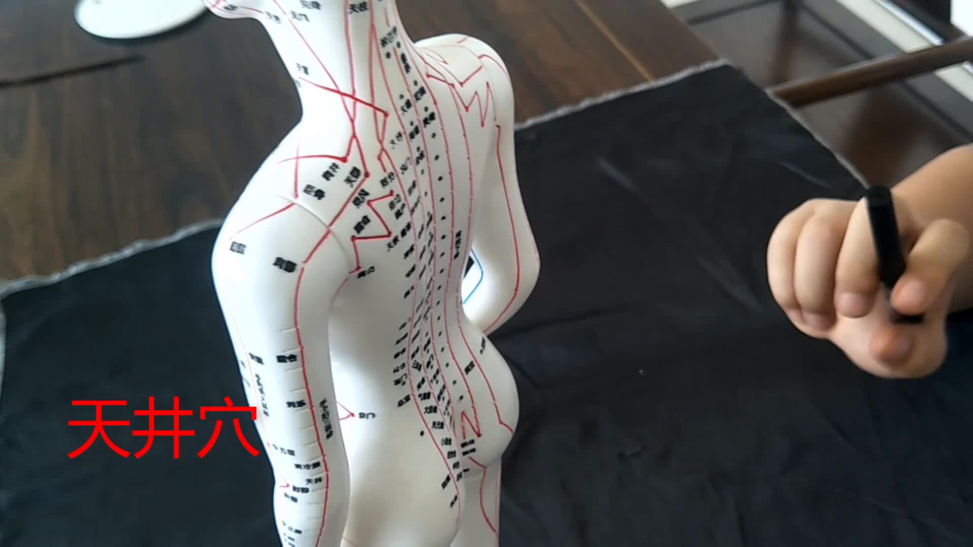 按摩天井穴,有效缓解颈椎病,每天三分钟,颈椎病不在犯