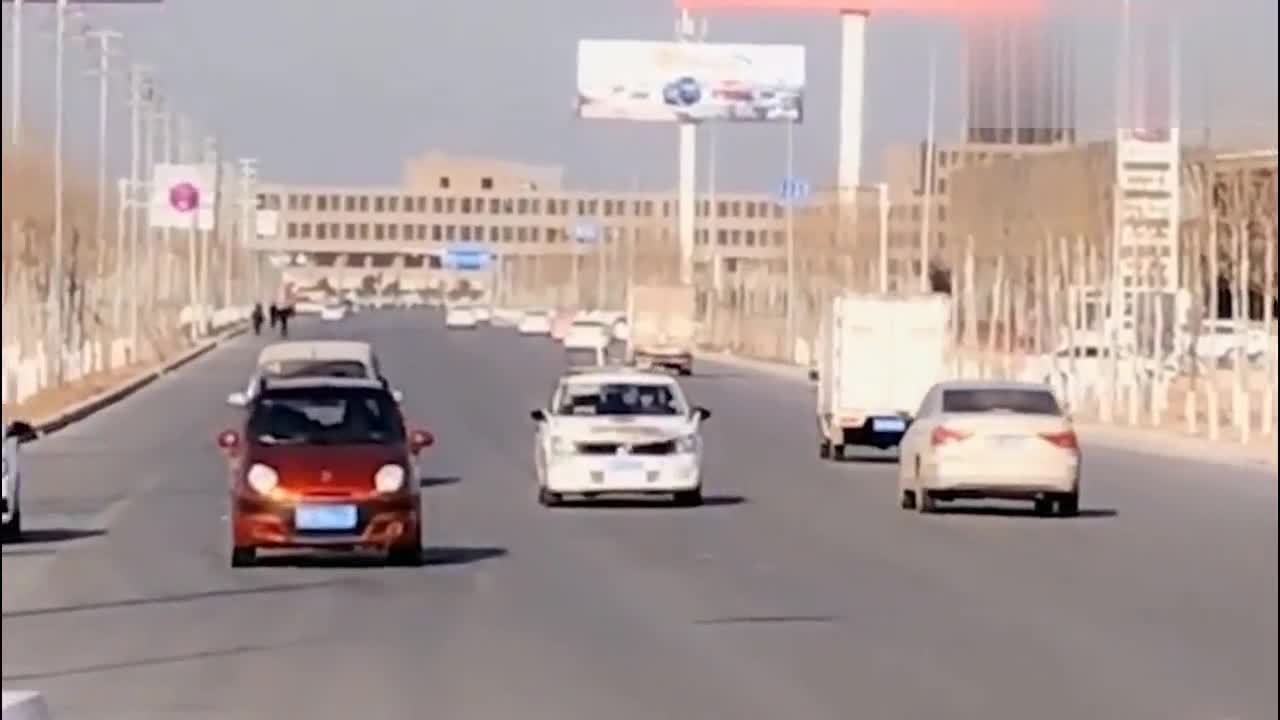 司机主动避让科目三考试车,给这位好司机点个赞