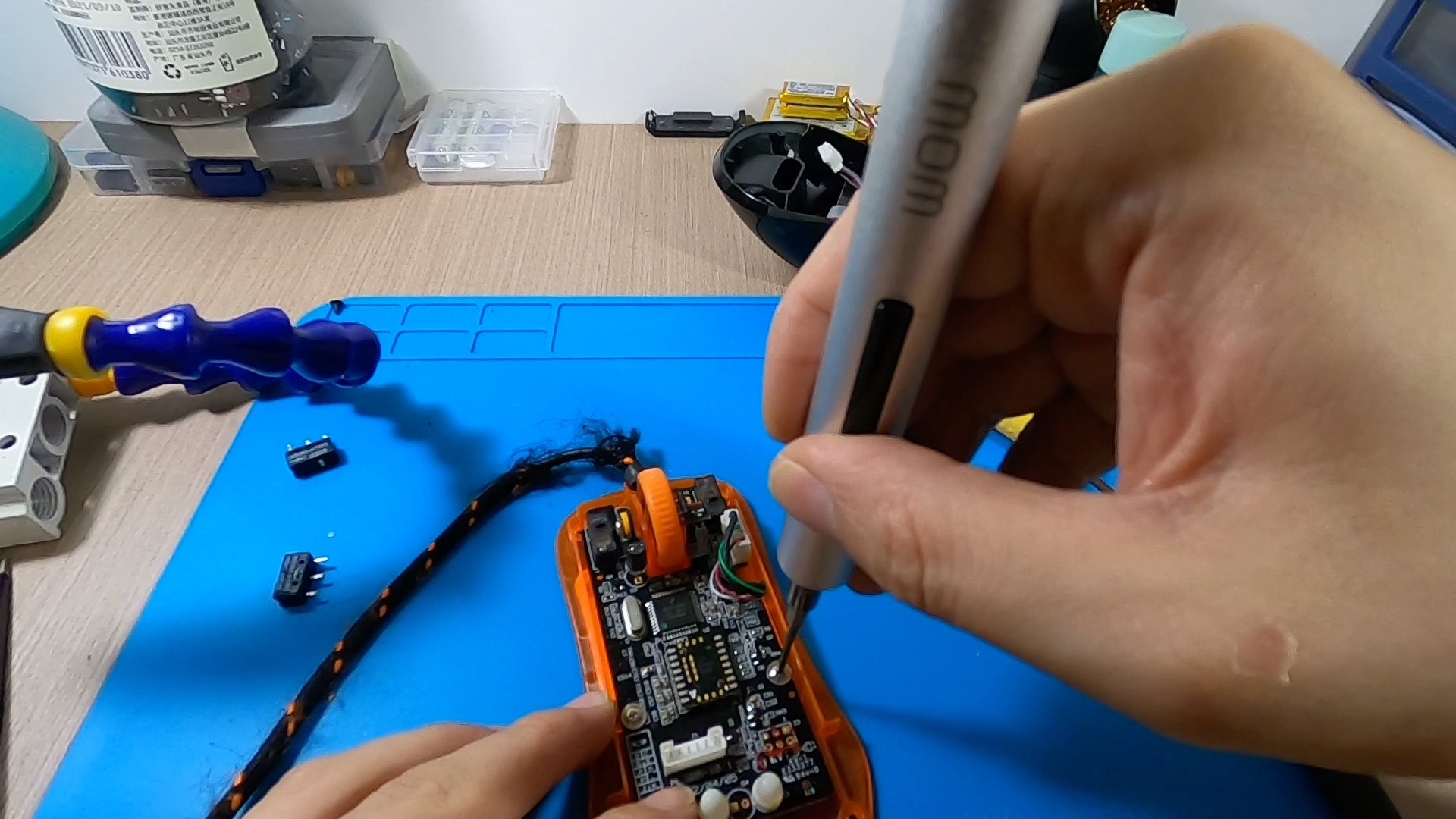 赛睿鼠标拆解更换微动编码器