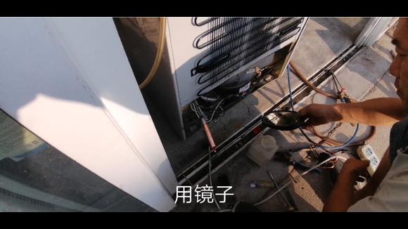 老师傅维修冰箱,焊接铜管时,为啥还要照镜子