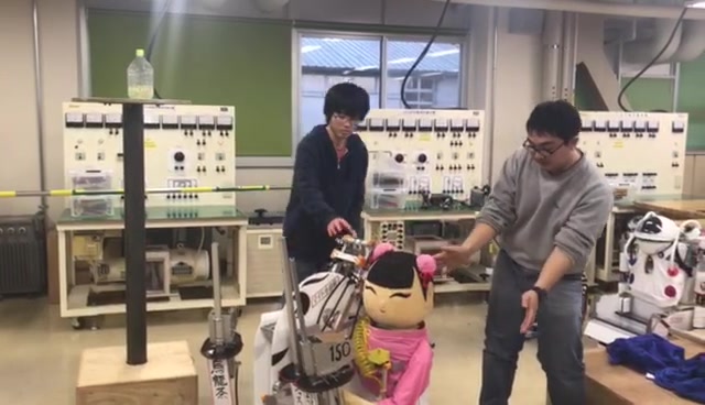 日本小山工业高等专门学校的大专学生开发的机器人:扔瓶子比赛