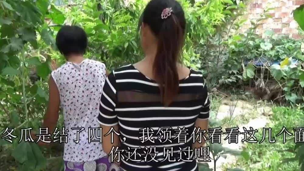 农村大妈很得意,种的冬瓜一米高,几十斤重,这样的冬瓜你们见过吗?