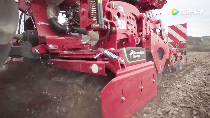 小麦、水稻两用的悬挂式播种机,国外大型农机耕作现场—流!流!