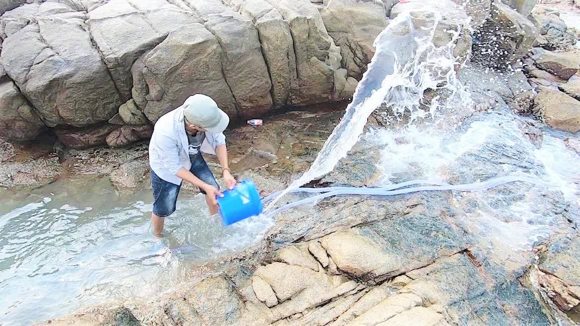 赶海:扛着两台抽水机,抽干海边深水塘,里面的大货全都抓走