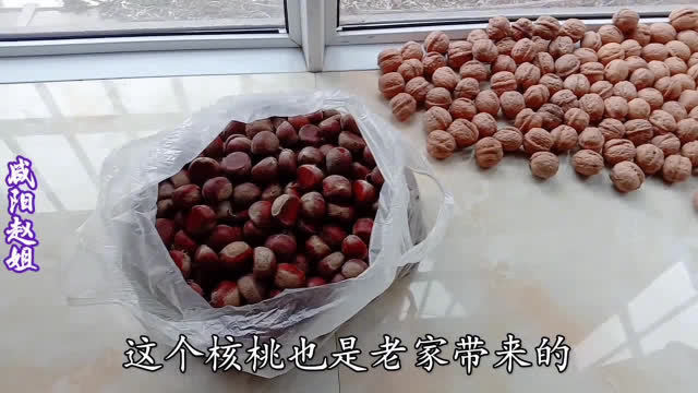 好多人说栗子不好剥皮,告诉你们一个方法,一会就能剥两碗