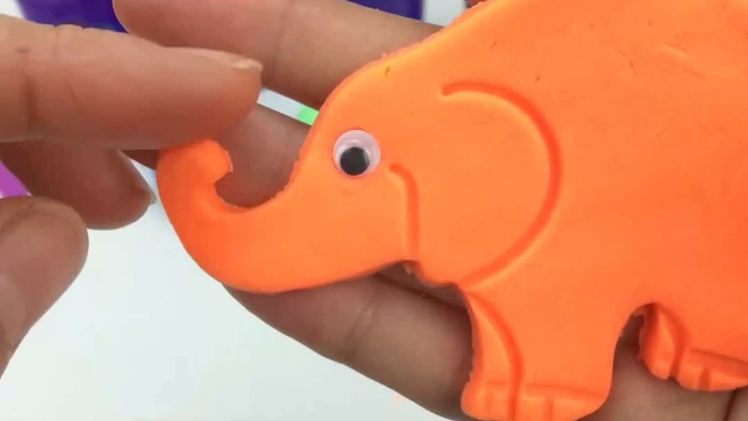 《橡皮泥》好多种颜色的橡皮泥团被制成长颈鹿、小鳄鱼、小象