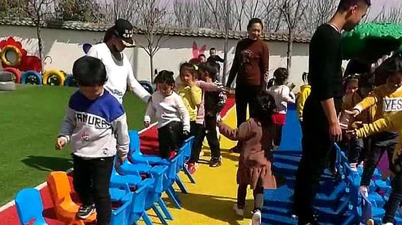 这是我们幼儿园非常受小朋友欢迎的户外游戏,边玩边锻炼,太嗨了