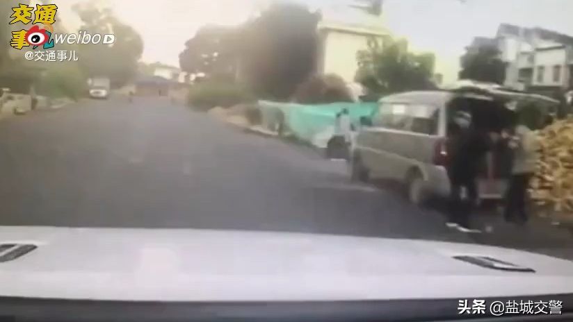 学生加速跑过马路被撞,横穿猛跑害人害己啊。ߙ�ߙ