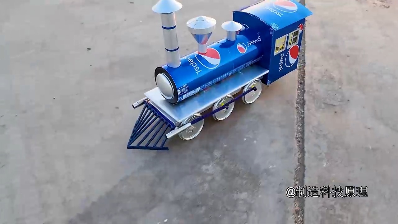用百事可乐罐制作玩具火车头 #易拉罐手工 #小发明