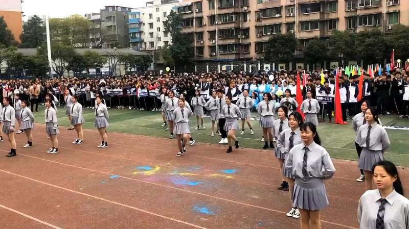 学校运动会上的舞蹈,我觉得中间的小哥哥,你应该站在C位