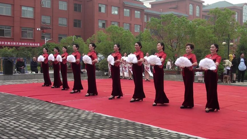 这个旗袍秀演出了专业水准。