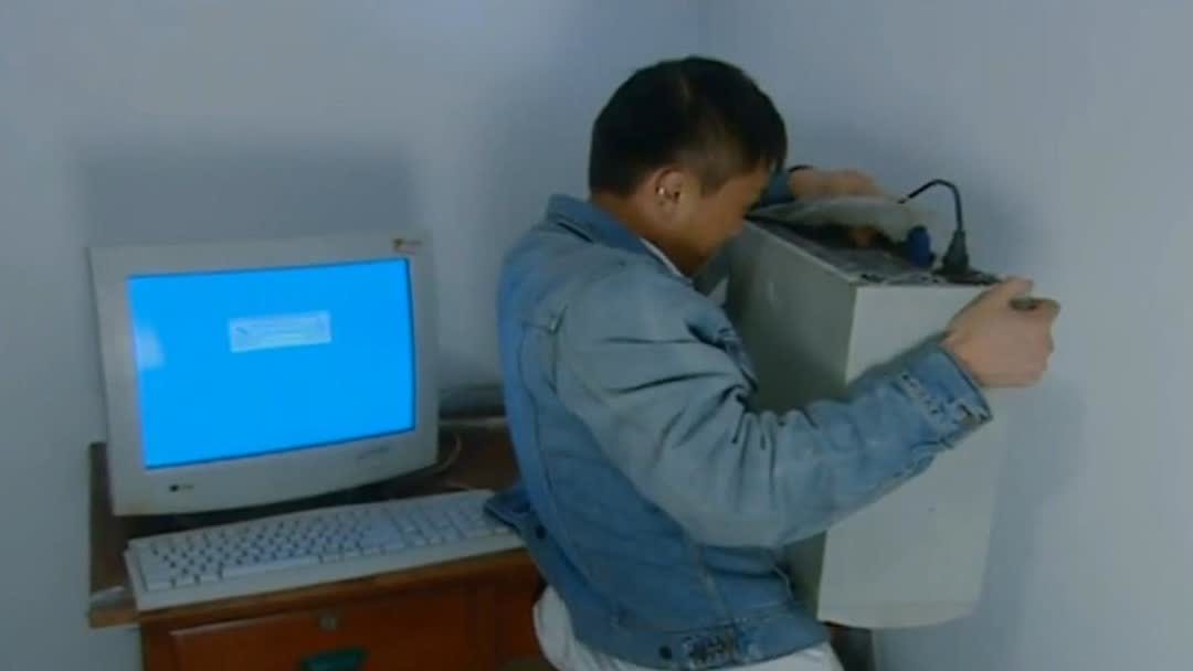 人质在房间里发现电脑,偷拔了楼上的电话线,成功发送出一封邮件