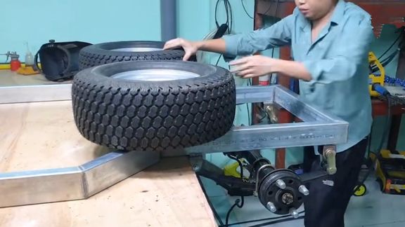 大哥手艺真不赖,自制1000W48V电动四轮车,羡慕啊!