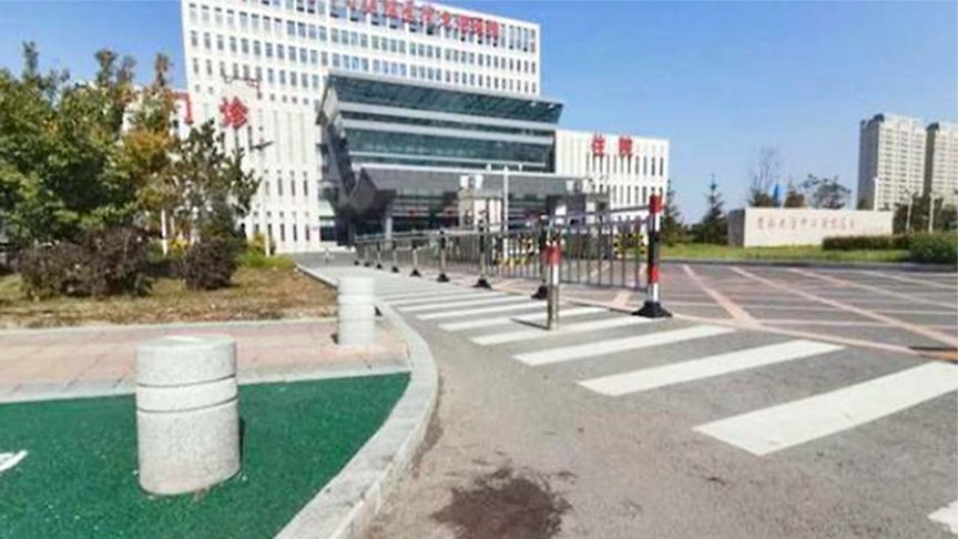 医生见死不救?医院门口出车祸,伤者求助无人相帮:医生让打120