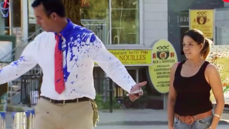 路人街头泼油漆作画,结果全部泼在老外身上?网友:想知道怎么洗掉