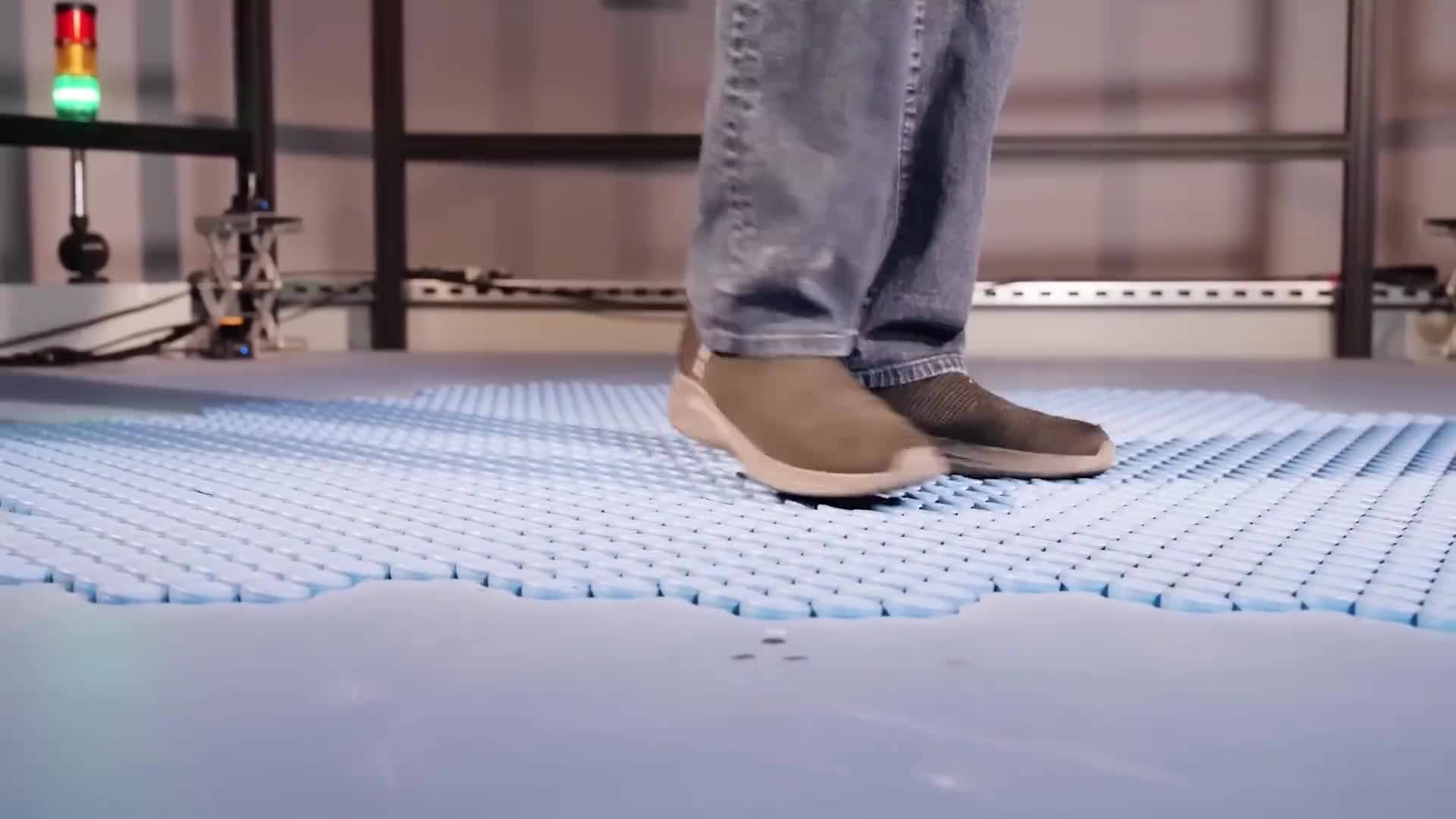 迪士尼的跑步机地板,彻底改变虚拟现实体验 #机械设计 #跑步地板 #vr ...