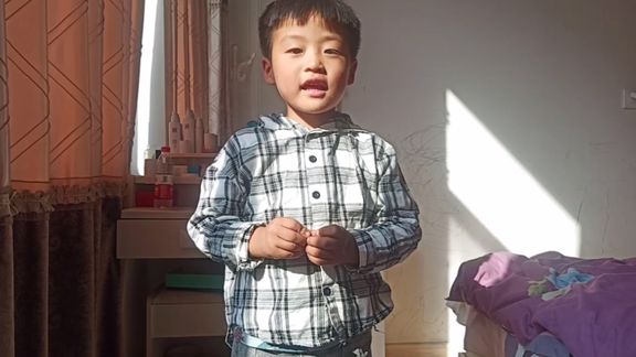 孩子上了一年幼儿园,说要给我表演节目,大家看看表演的怎么样。