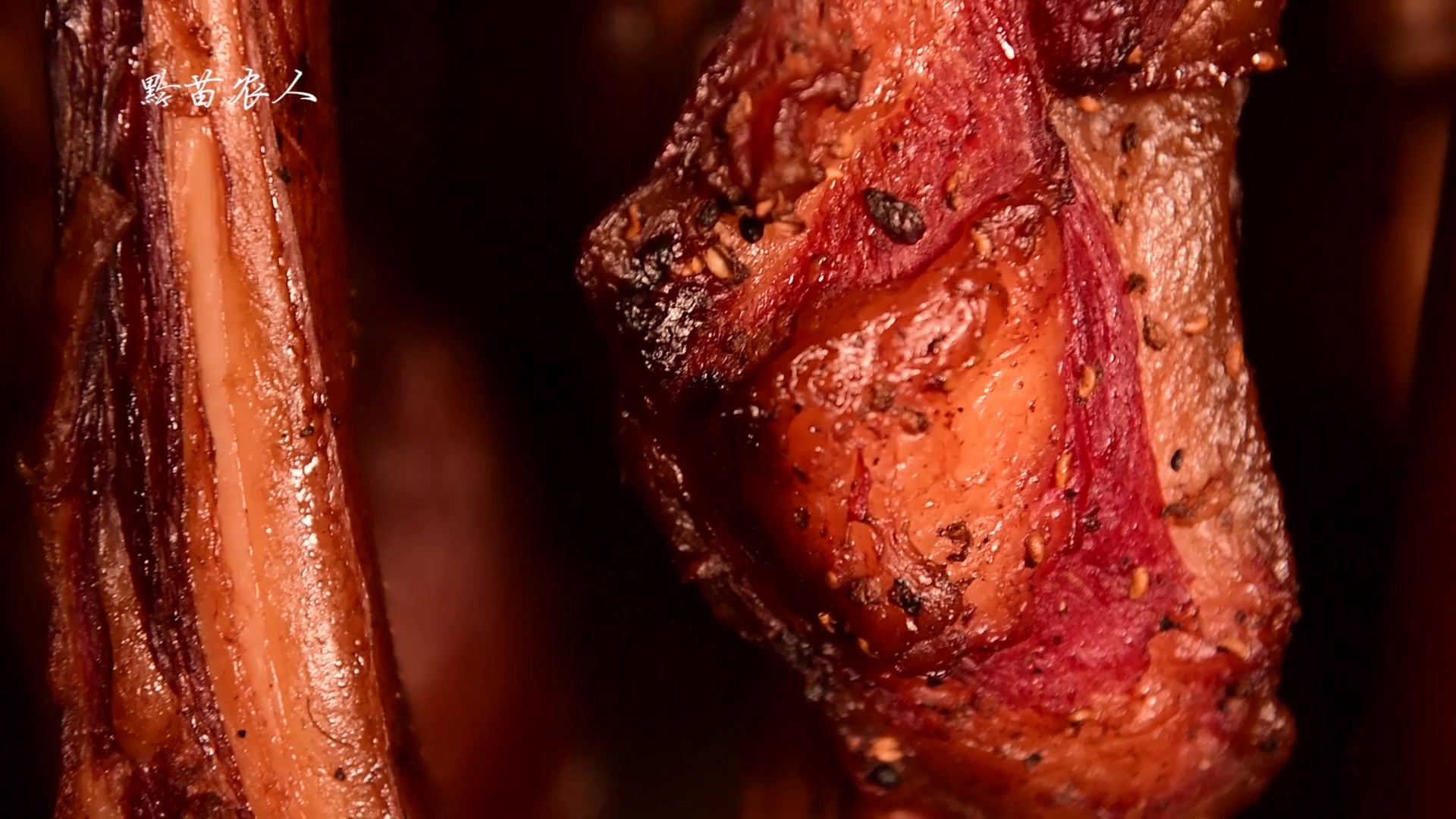 用炭火熏烤出来的腊肉不仅味香,色泽透亮又不脏,所谓色香味俱全