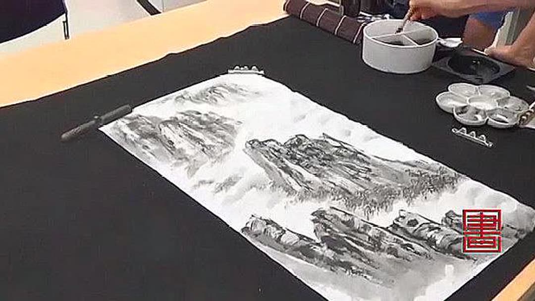 简淑华老师演示水墨山水画 山峰林立 云雾缭绕