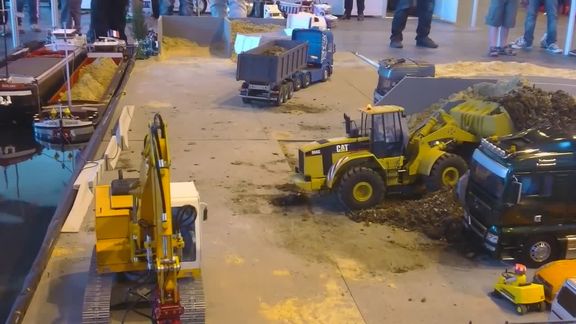 仿真机械模型,几辆铲车和卡车还有货船,组建了一个迷你码头!