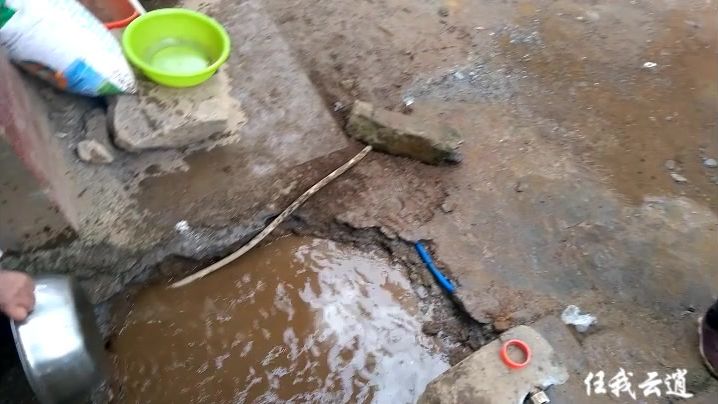 农村老少自发检查堵塞的自来水水管,连挖三个地方才找到罪魁祸首