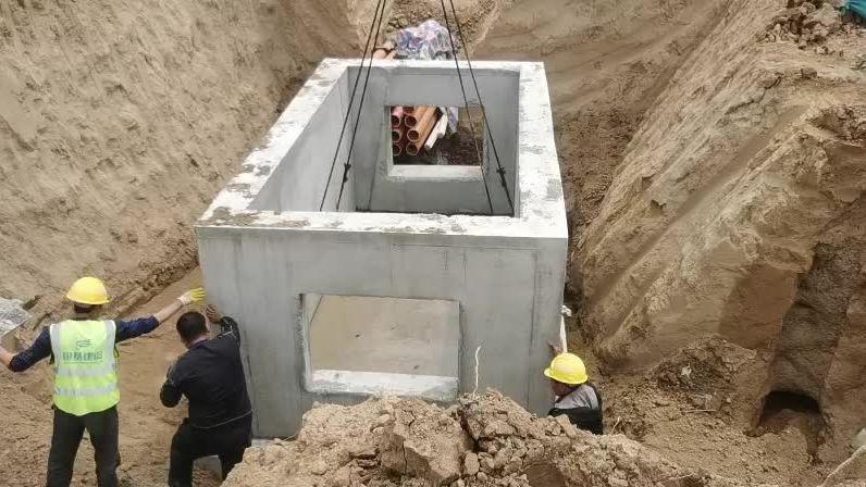 130T吊车施工作业,猜猜产品有多重#电缆井 #预制电力井