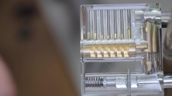 两根回形针瞬间开锁,看完我给我家的门多加了10个锁头!